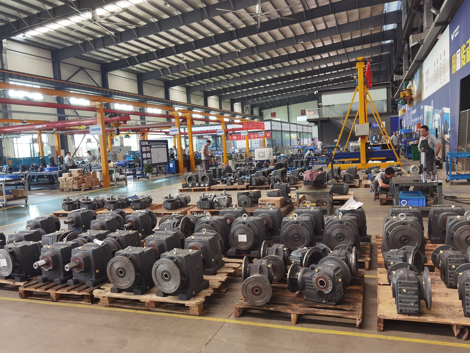 R Series Helical Gearbox With IEC AM Flange B5 Motor Gearbox Gear Helical